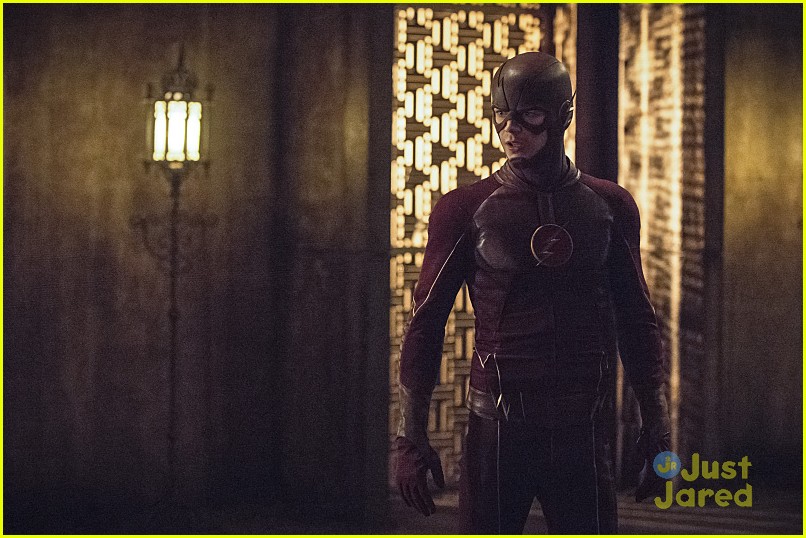 Team Arrow Gets Some Help From The Flash On Tonight's 'Arrow' Season ...
