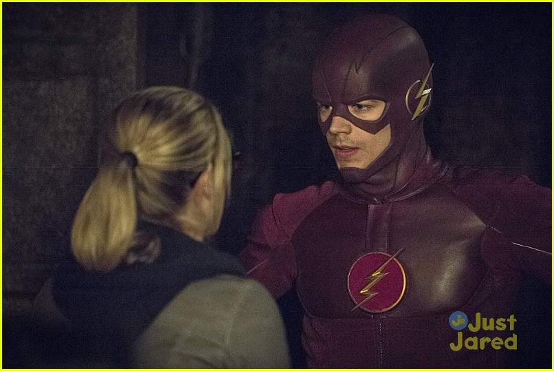 Full Sized Photo of arrow oliver queen flash visit season finale stills ...