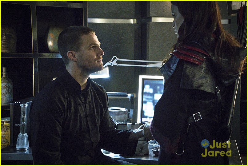 Full Sized Photo of arrow oliver queen flash visit season finale stills ...