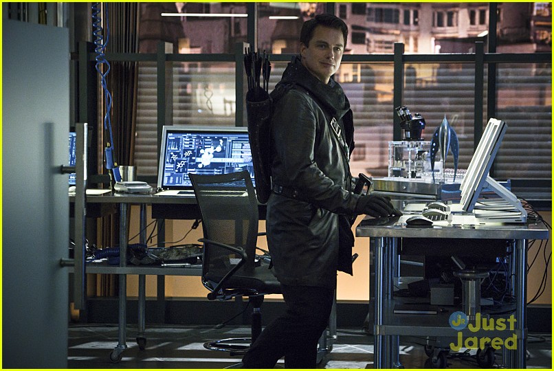 Full Sized Photo of arrow oliver queen flash visit season finale stills ...
