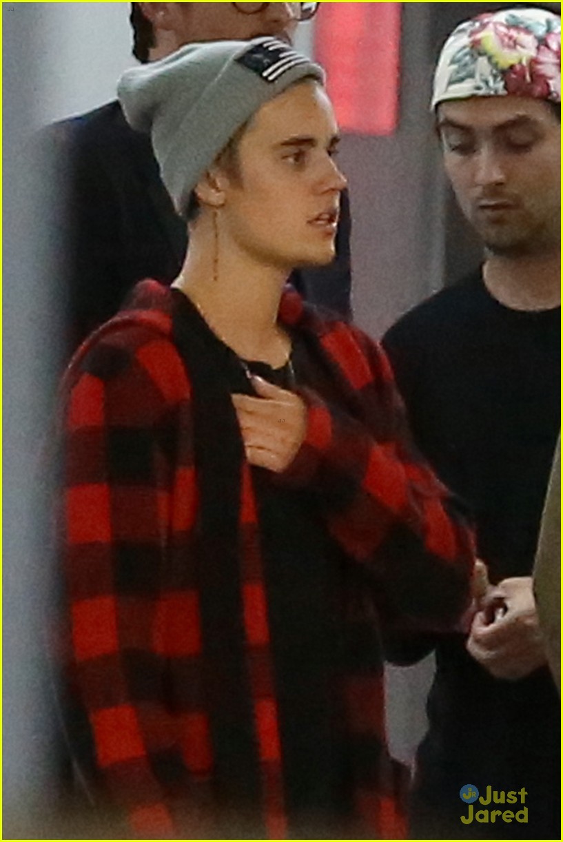 Justin Bieber Sings Boyz II Men Again For Engaged Couple (Video ...