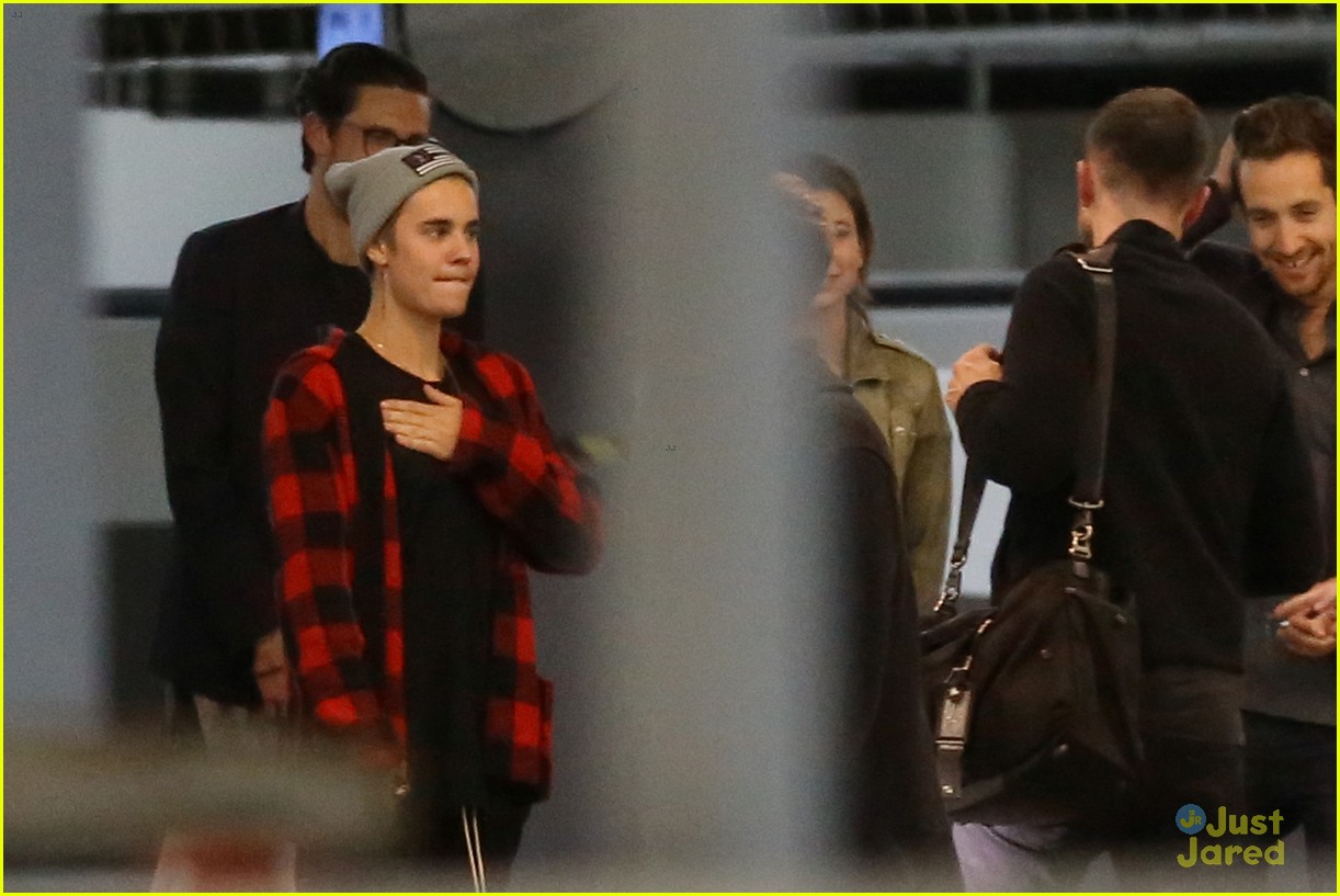 Justin Bieber Sings Boyz II Men Again For Engaged Couple (Video ...