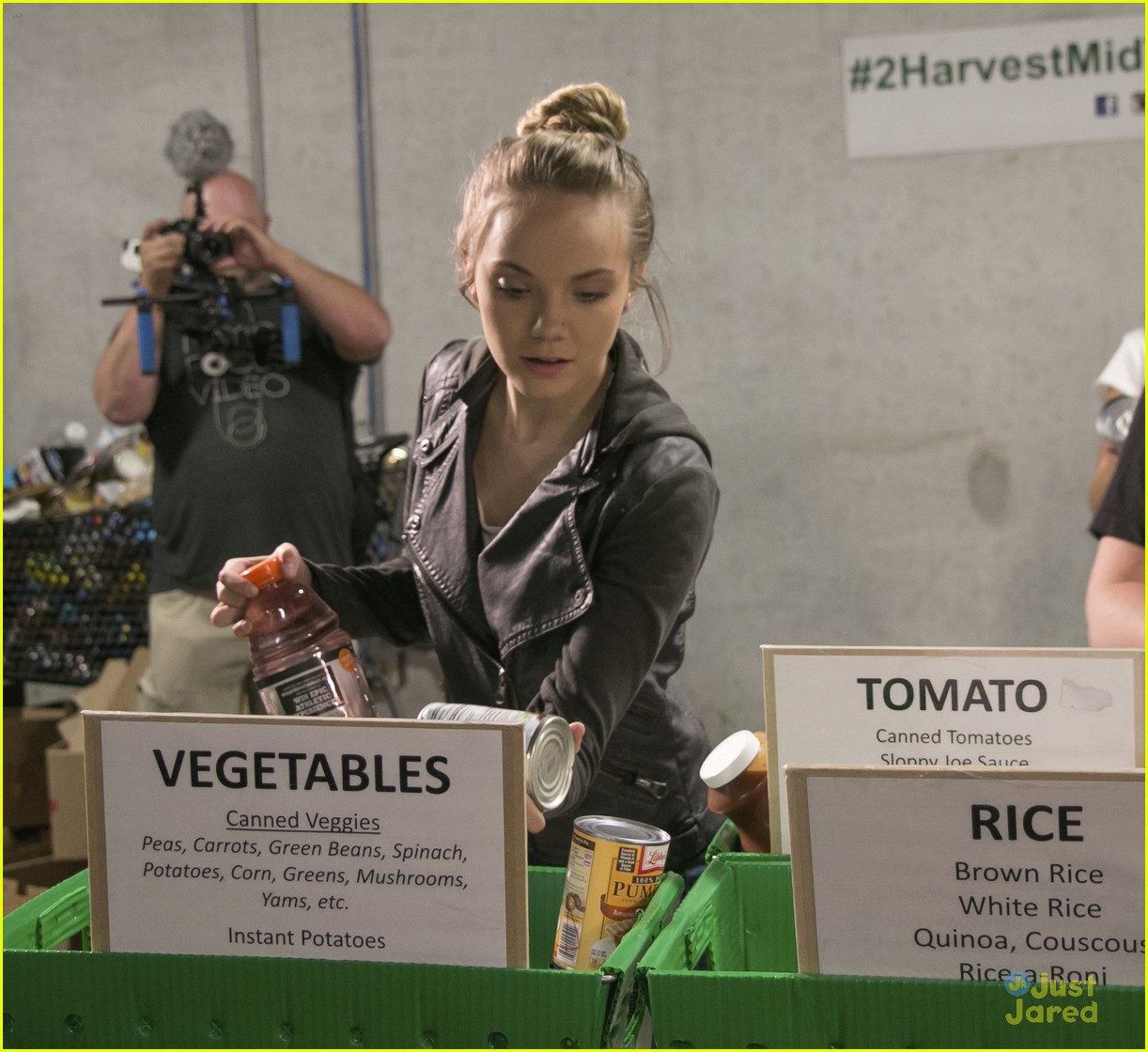 Cassadee Pope & Danielle Bradbery Try To Outnumber Hunger | Photo ... Cassadee Pope & Danielle Bradbery Try To Outnumber Hunger | Photo ...
