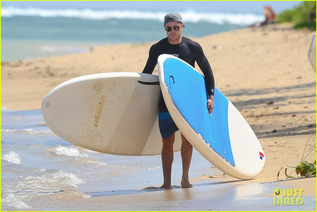 Zac Efron Is Wetsuit Ready for His Hawaii Beach Day | Photo 817595 ...