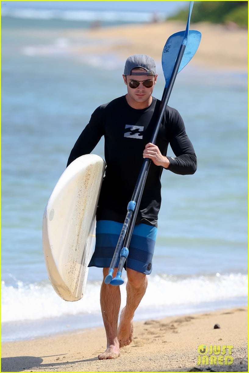 Full Sized Photo of zac efron paddleboard hawaii 04 | Zac Efron Is ...