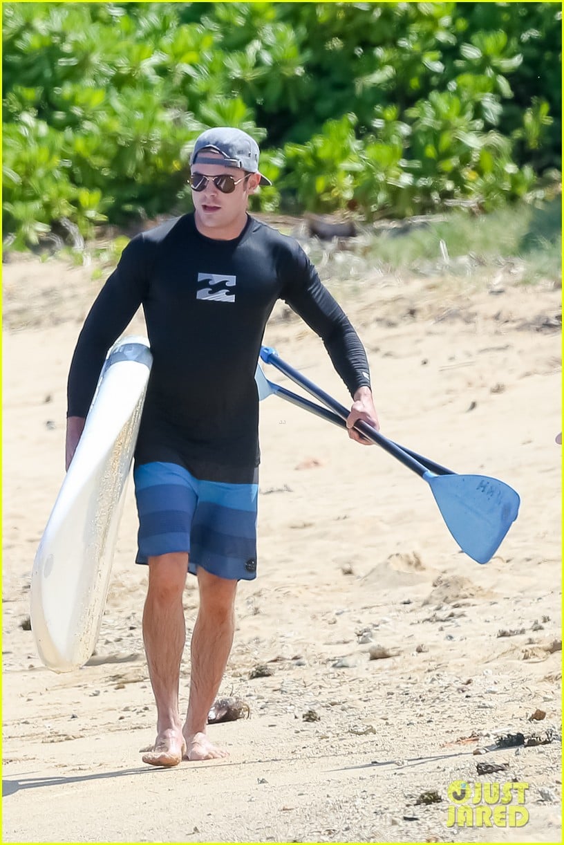 Zac Efron Is Wetsuit Ready for His Hawaii Beach Day | Photo 817601 ...