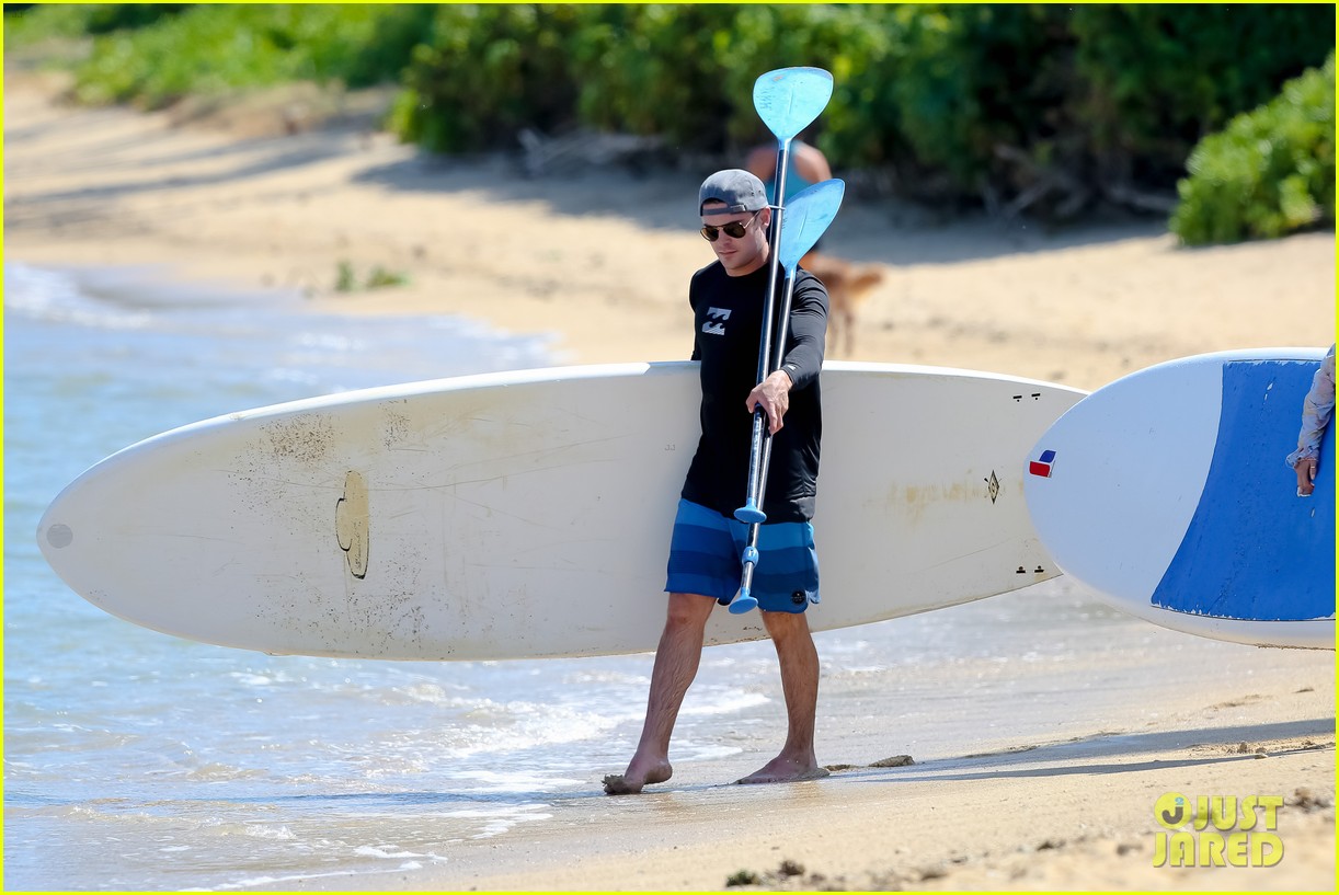 Zac Efron Is Wetsuit Ready for His Hawaii Beach Day | Photo 817603 ...