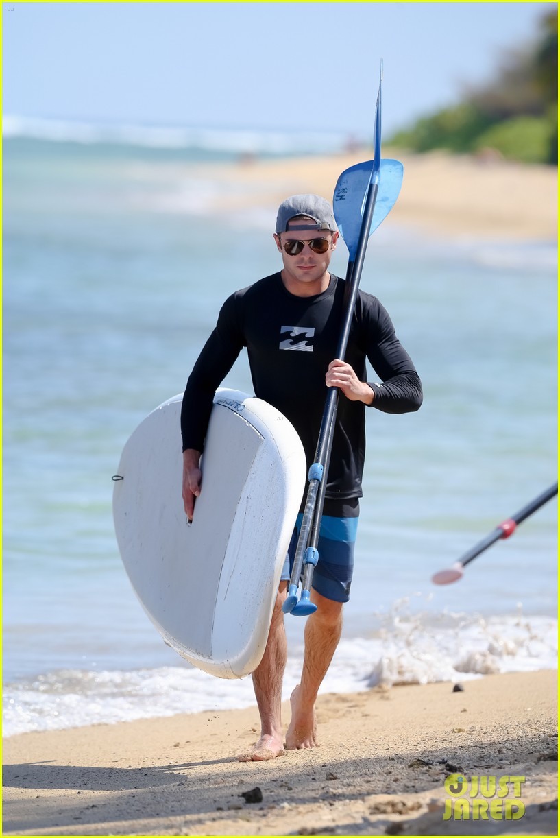 Zac Efron Is Wetsuit Ready for His Hawaii Beach Day | Photo 817610 ...