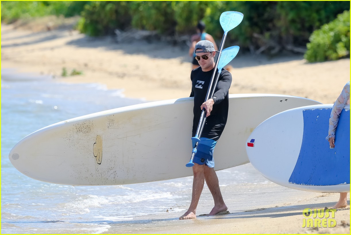 Zac Efron Is Wetsuit Ready for His Hawaii Beach Day | Photo 817613 ...