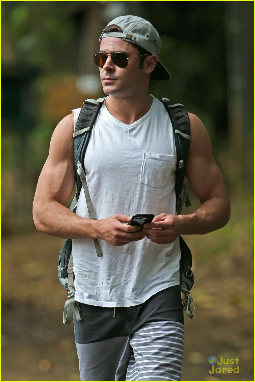 Zac Efron's Ripped Muscles Look Amazing During Memorial Day Weekend ...