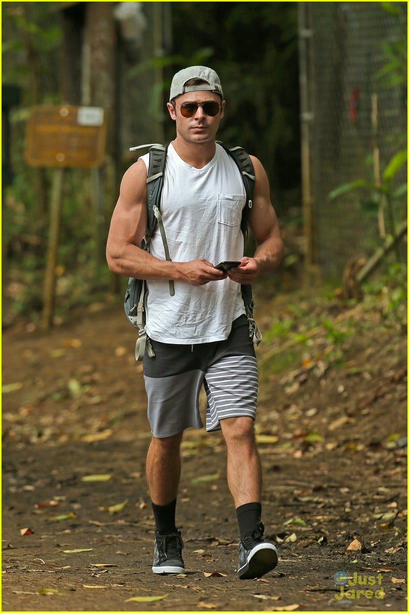 Zac Efron's Ripped Muscles Look Amazing During Memorial Day Weekend ...