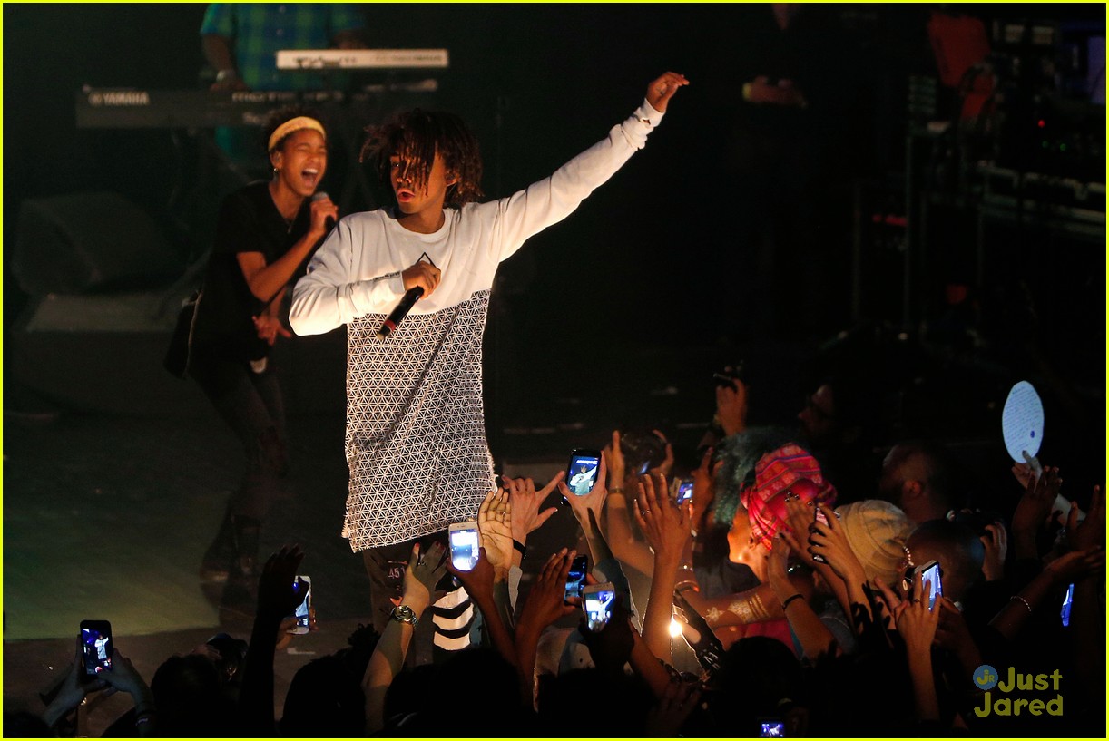 Shirtless Jaden Smith & Sis Willow Impress Concert Goers in Paris ... Shirtless Jaden Smith & Sis Willow Impress Concert Goers in Paris ...