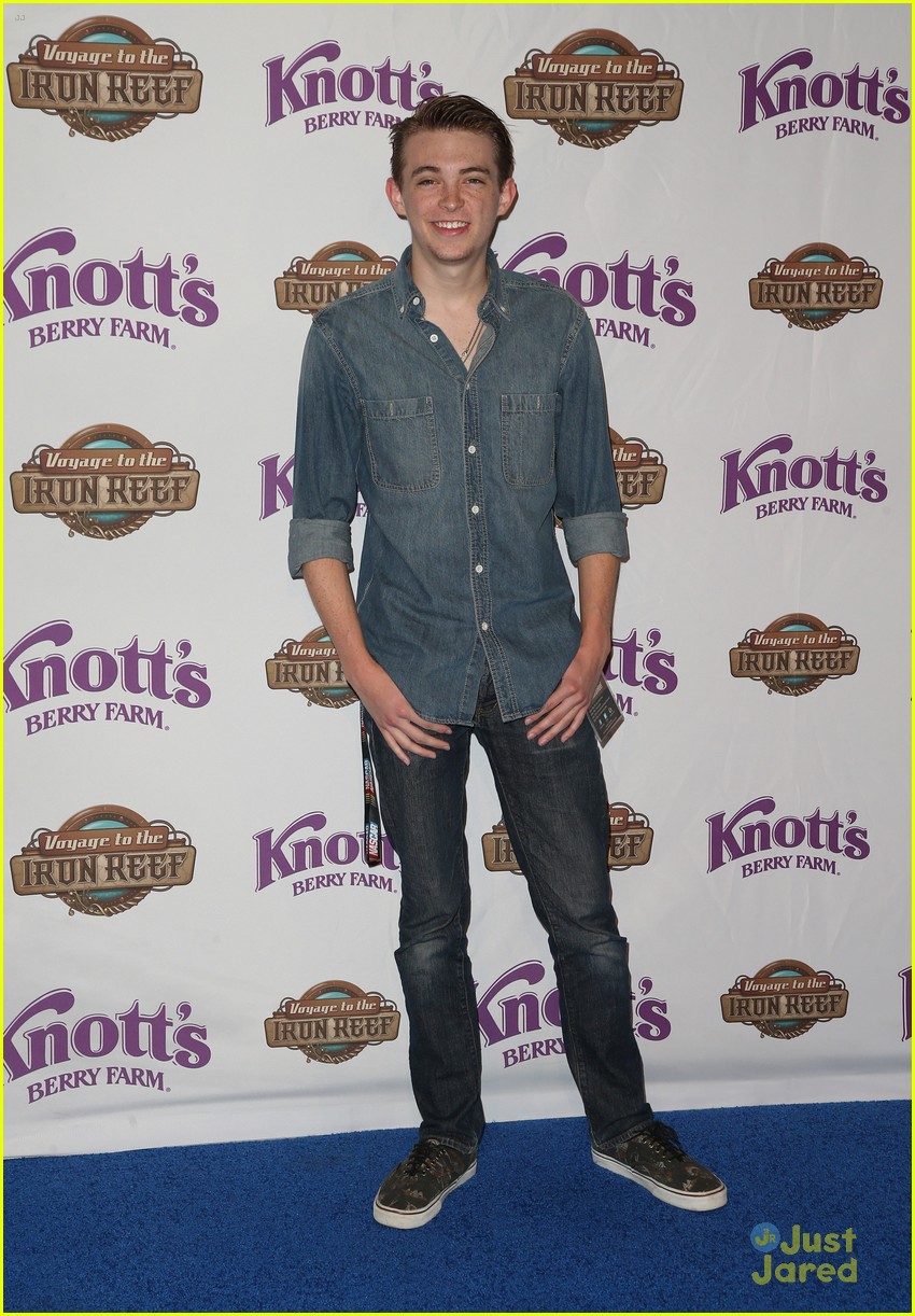 Gavin MacIntosh & Hayden Byerly Brave The Rain For Knott's Berry Farm ...