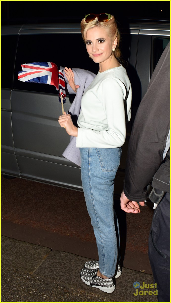Pixie Lott Goes Back To the 1940s For VE Day 70 Concert - See Pics ...