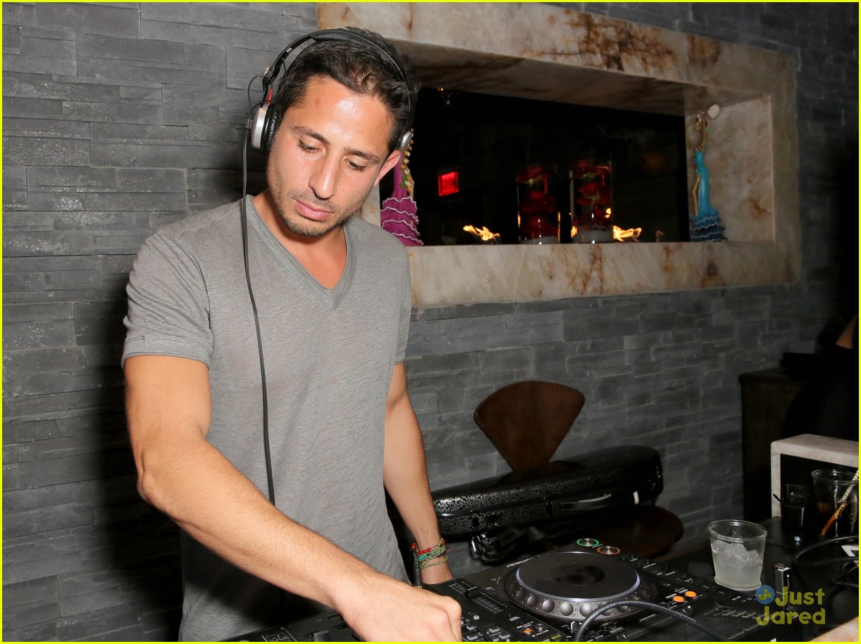 Michael B. Jordan Flaunts His Majorly Buff Arms | Photo 807608 - Photo ...