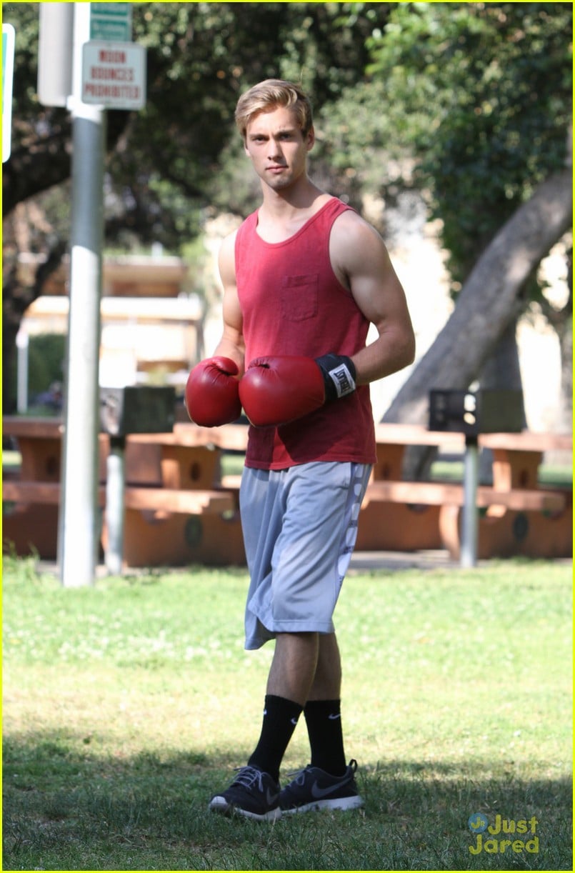 Austin North Shows Off His Buff Biceps While Boxing in the Park | Photo ...
