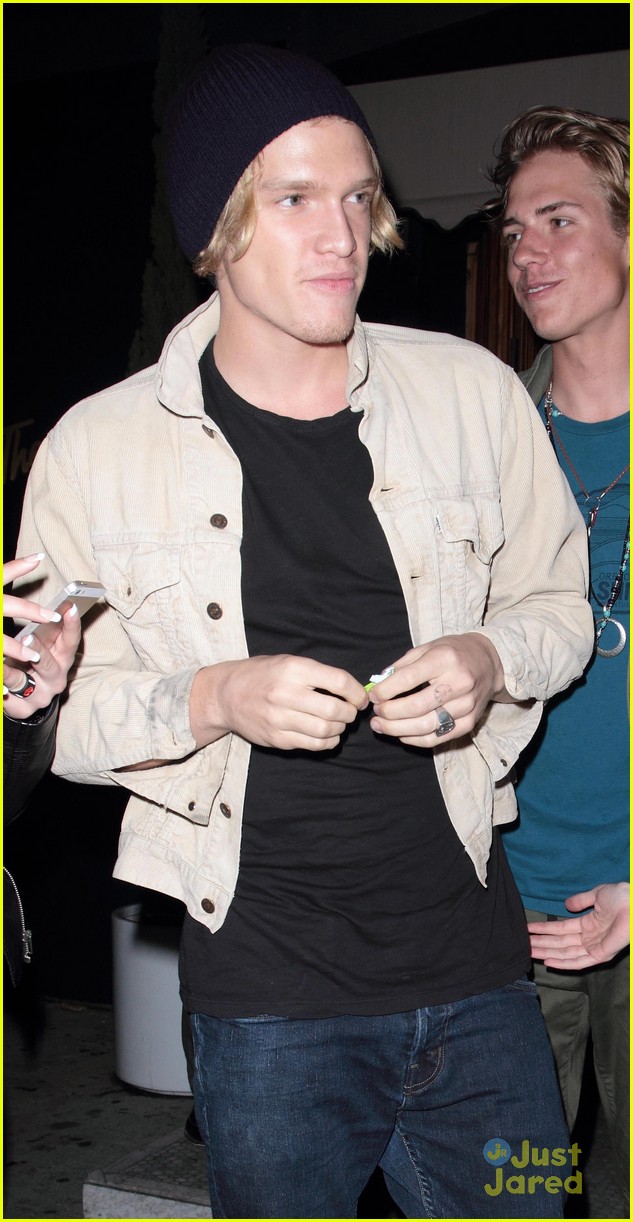 Justin Bieber & Cody Simpson Perform Impromptu Show in West Hollywood ...