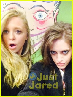 Carly Chaikin Takes JJJ Behind-the-Scenes of 'Mr. Robot' For Her JJJ ...