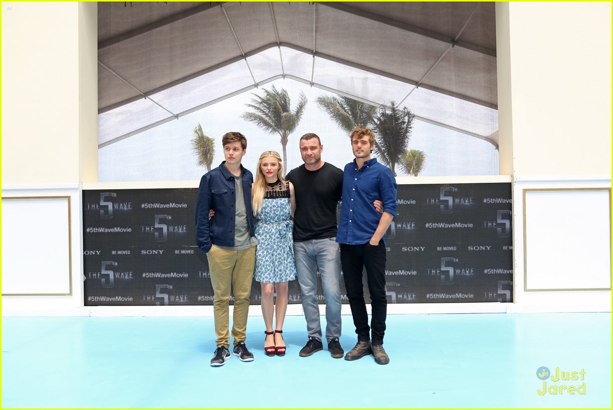 Full Sized Photo of chloe moretz nick robinson 5th wave sony pics ...