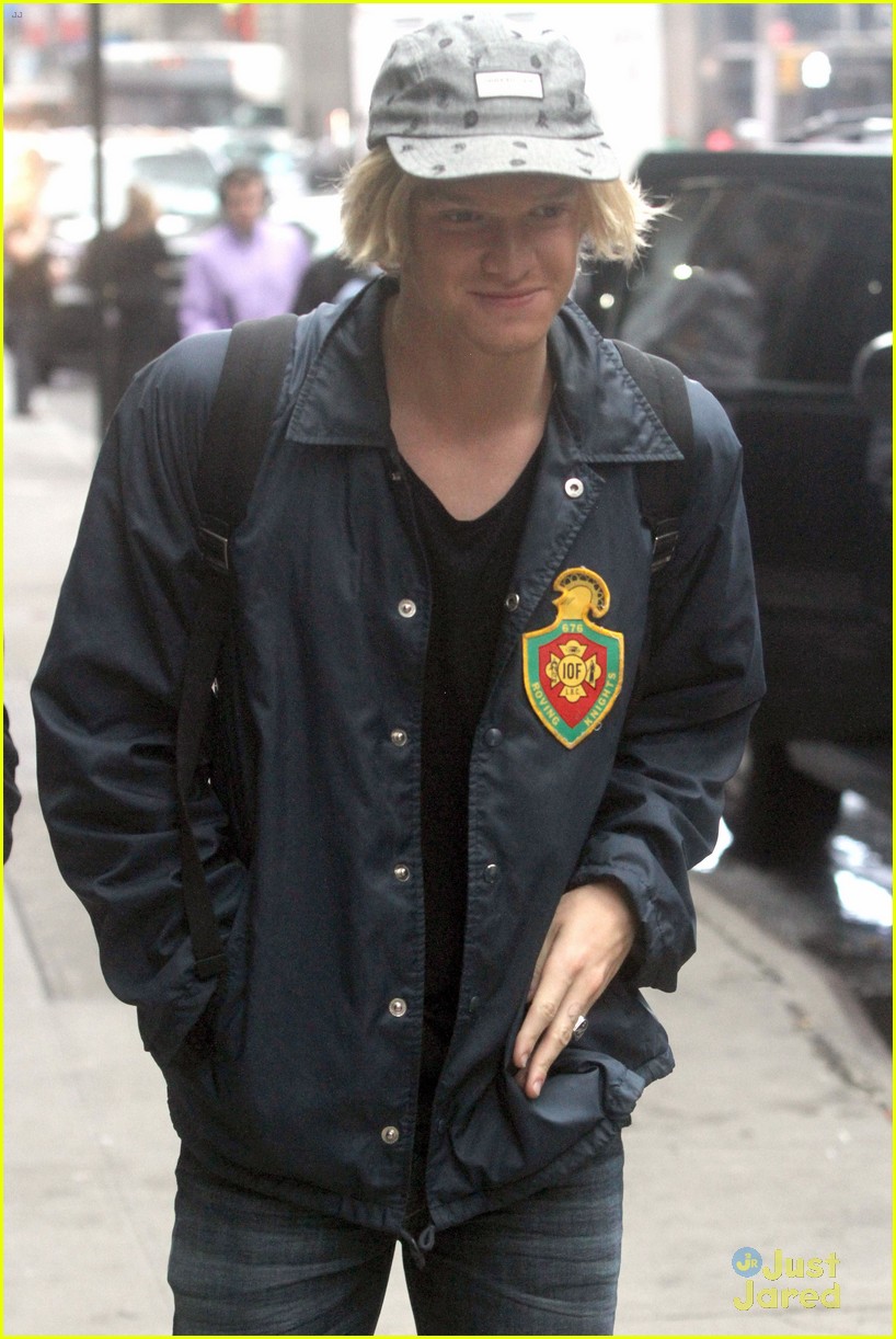 Cody Simpson Got a Tattoo on His Shoulder! | Photo 825954 - Photo ...