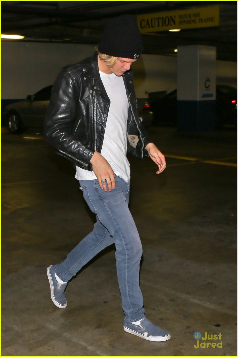 Cody Simpson's Younger Brother Tom Knows Exactly How To Pick Girls Up ...