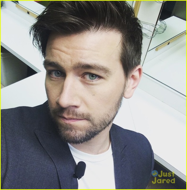 Torrance Coombs Goes Shirtless for First Day on 'Reign' Season Three ...