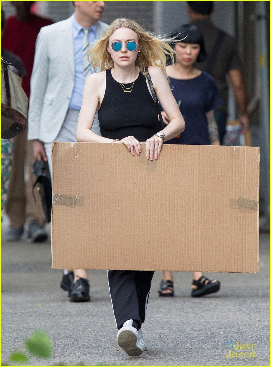 Elle Fanning Wears The Lace Summer Dress Of Our Dreams Photo 831800