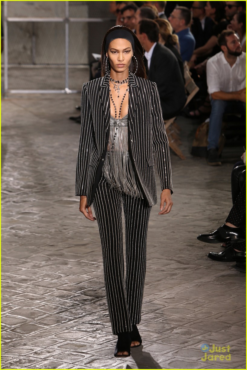Kendall Jenner Walks In Givenchy Men's Fashion Show in Paris - See The ...