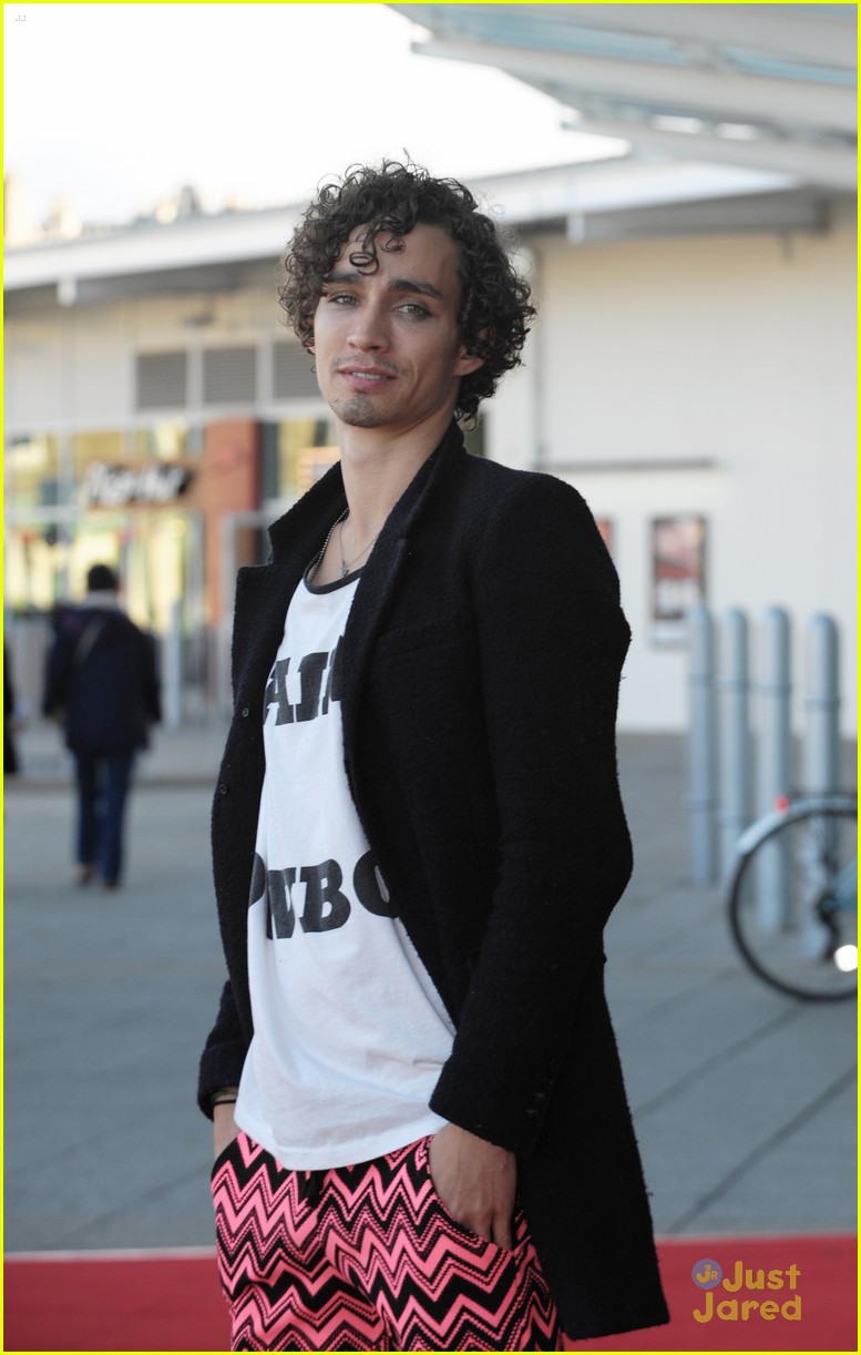 Robert Sheehan Wears Pink ZigZag Pants At Edinburgh Film Festival ...