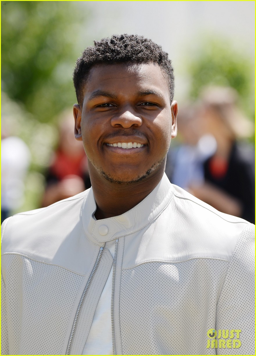 Suki Waterhouse Joins The Men at Burberry Fashion Show 2016! | Photo ...