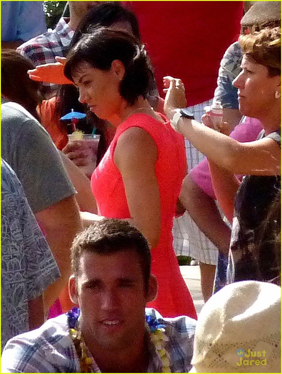 Full Sized Photo of anna kendrick zac efron mike dave wedding dates 13 ...