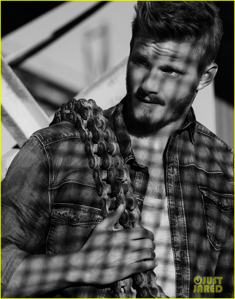 Alexander Ludwig 'Flaunts' Majorly Ripped Abs | Photo 833106 - Photo ...