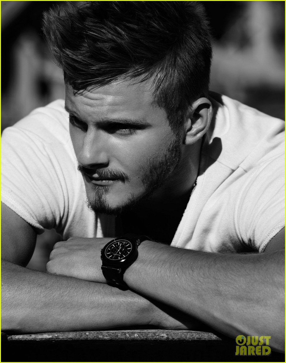 Alexander Ludwig 'Flaunts' Majorly Ripped Abs | Photo 833107 - Photo ...