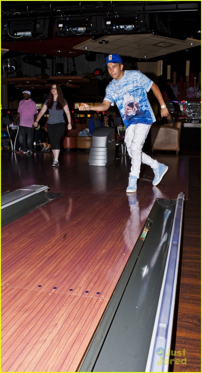 Austin Mahone Takes 7-11 Contest Winners Bowling in Florida (Exclusive ...