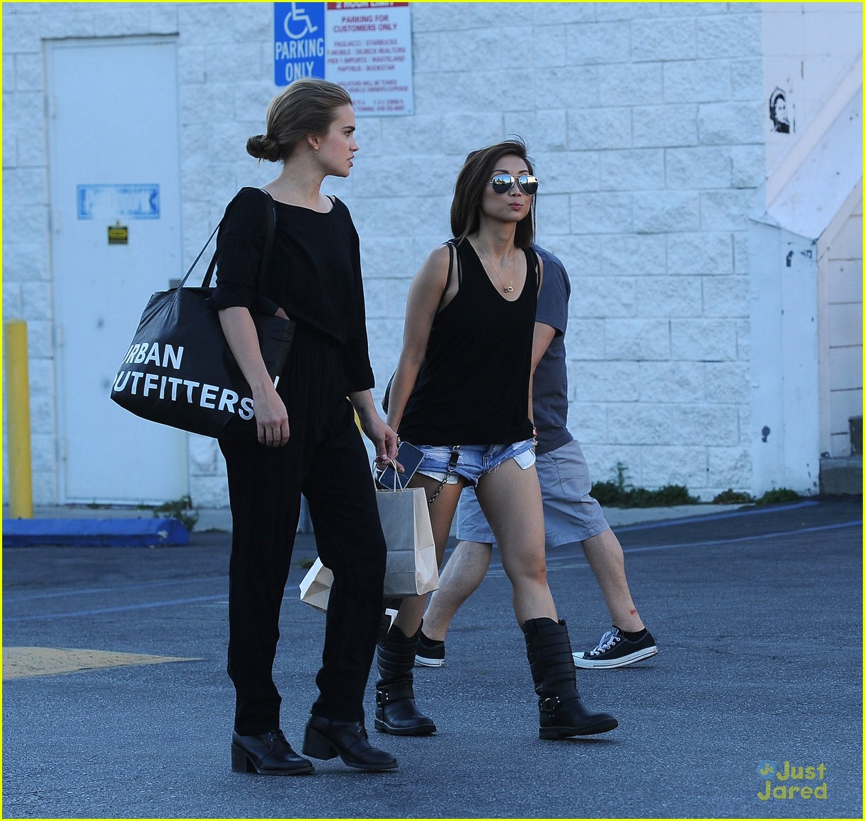 Brenda Song Shops Urban Outfitters With Stormi Henley | Photo 833269 ...