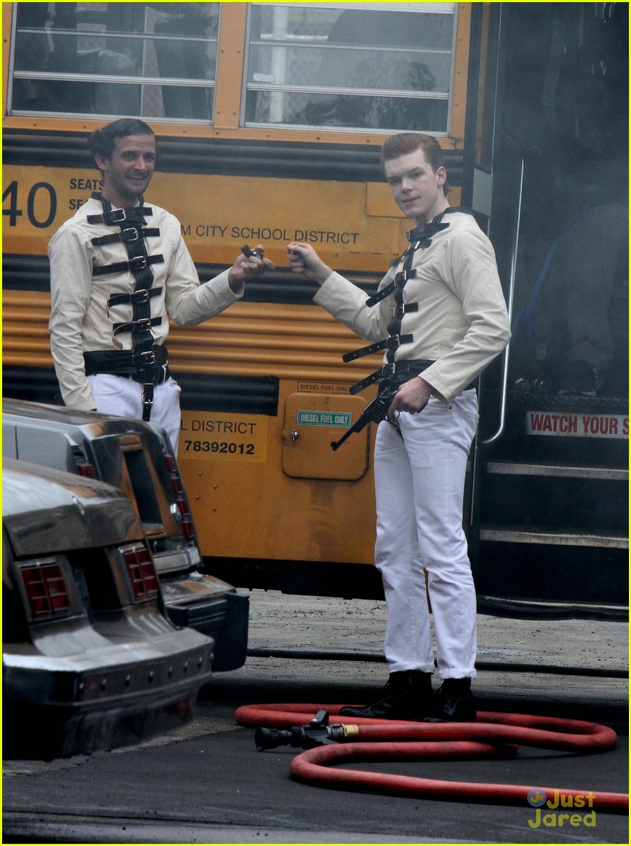 Cameron Monaghan Wears a Straight Jacket While Playing The Joker ...