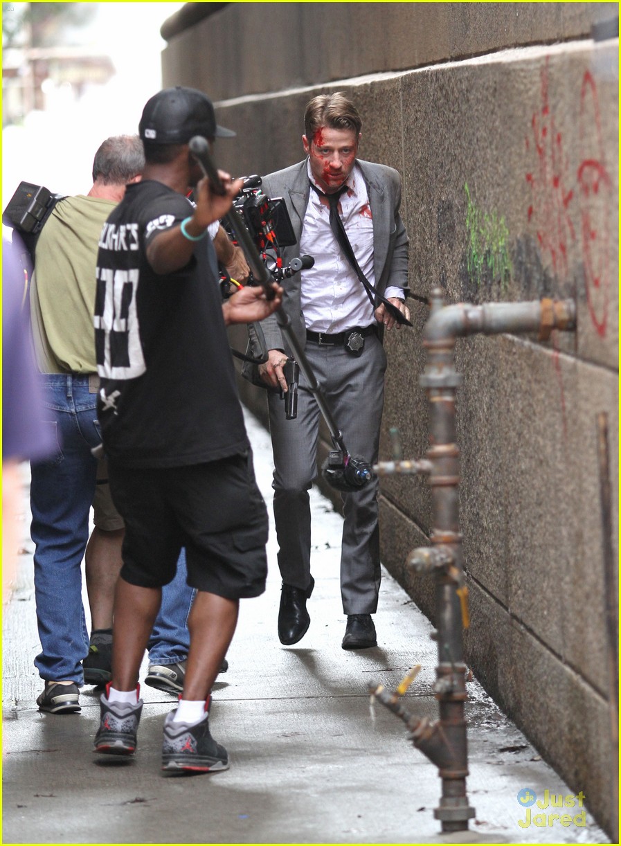 Cameron Monaghan Wears a Straight Jacket While Playing The Joker ...