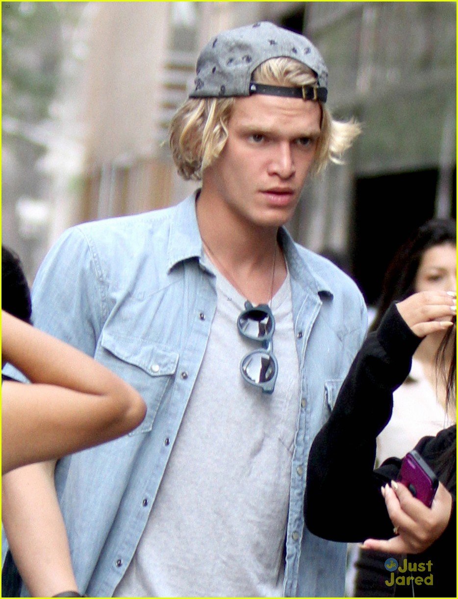 Cody Simpson Goes Surfing in New 'Livin' Easy' Music Video - Watch Now ...