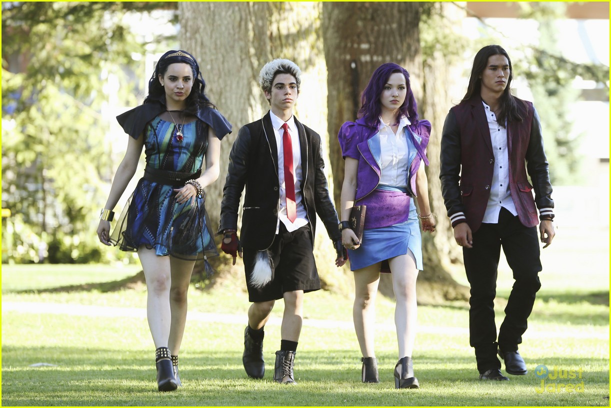 Full Sized Photo of new descendants stills focus on auradon prep 20 ...