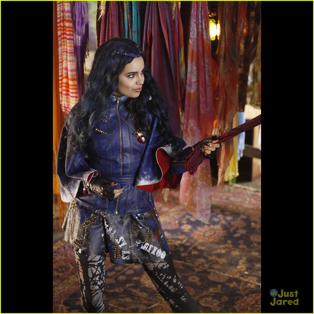 Mal & Evie's Friendship Takes Center Stage In New 'Descendants' Promo ...