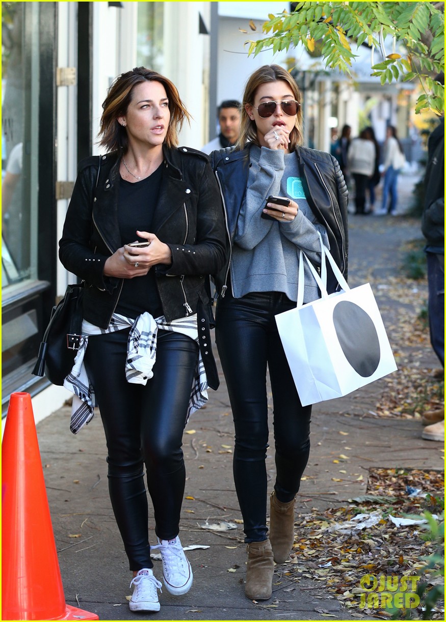 Hailey Baldwin Gets Her Shopping on in Australia | Photo 833020 - Photo ...