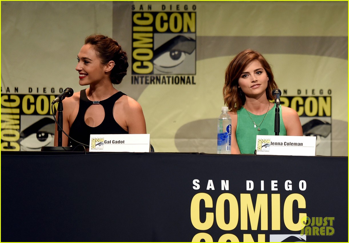 Doctor Whos Jenna Coleman Is Gorgeous In Green At Comic Con 2015