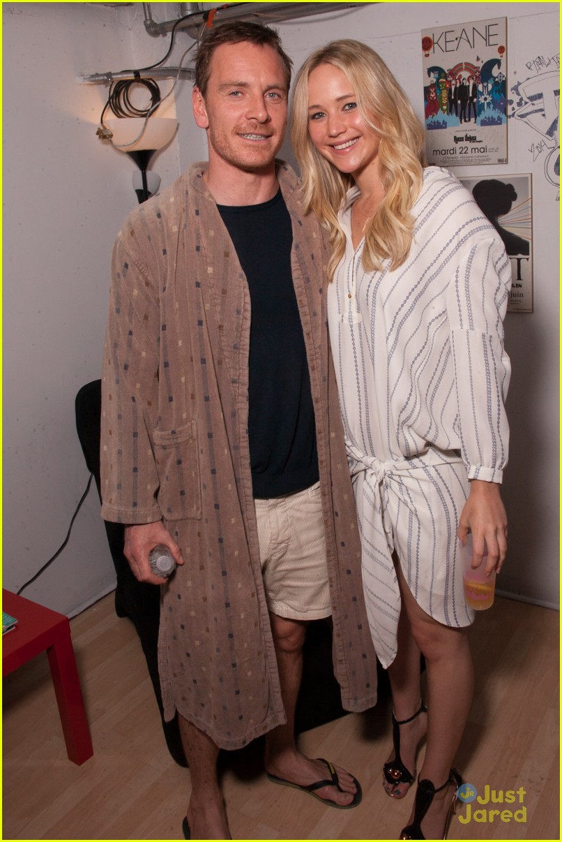 Jennifer Lawrence Joins Mae Whitman to Read 'Big Lebowski' | Photo ...