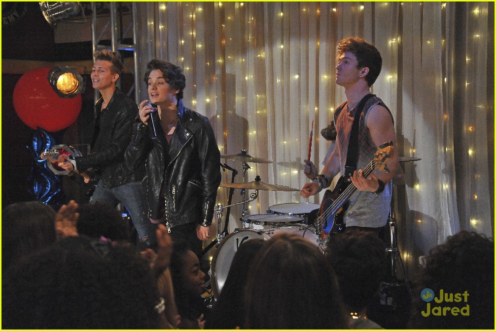 Ravi Is Crushing Major On A Classmate In New 'Jessie' | Photo 835647 ...