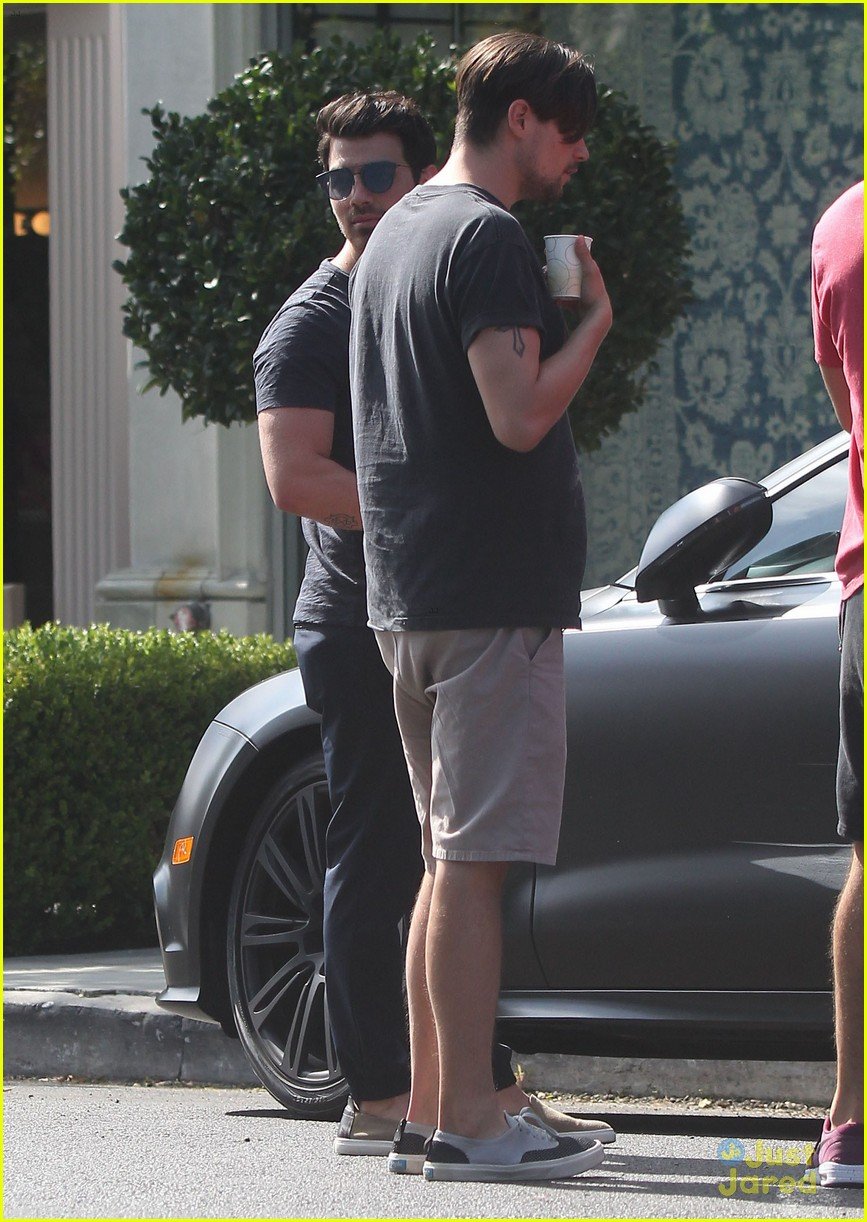 Joe Jonas Steps Out After Cody Simpson is Asked About Him | Photo ...