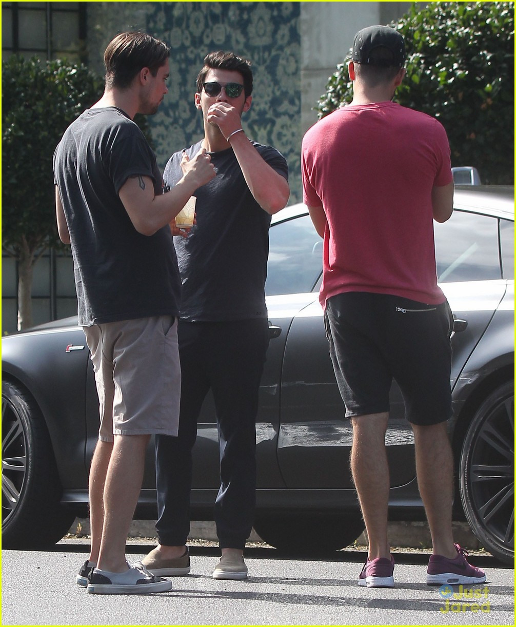 Joe Jonas Steps Out After Cody Simpson is Asked About Him | Photo ...