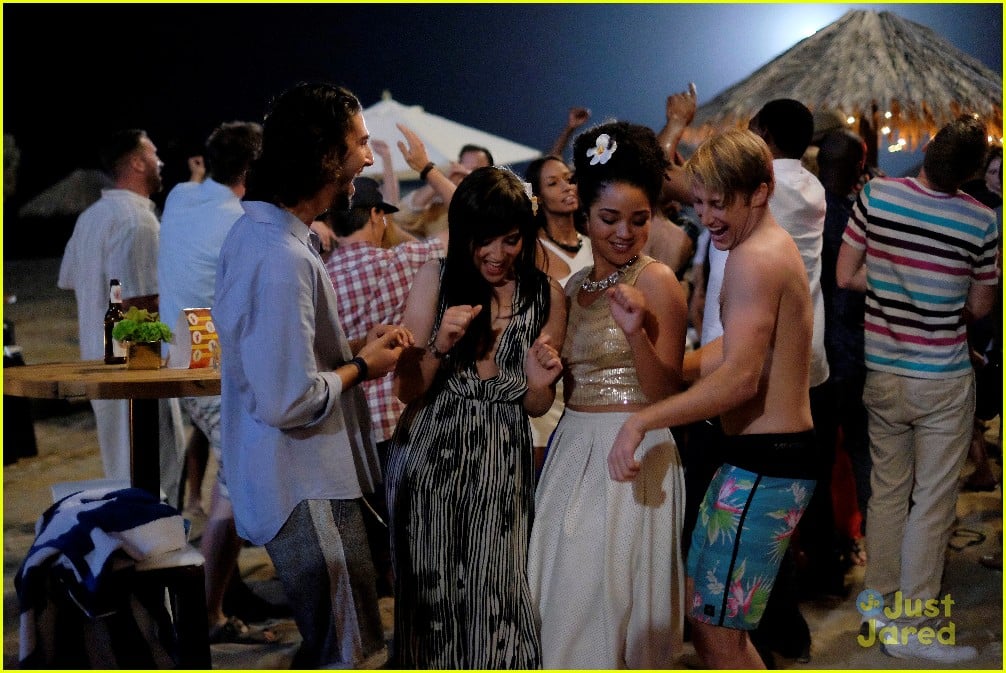 April & Beth Make It A Besties Trip To Bermuda on 'Chasing Life ...