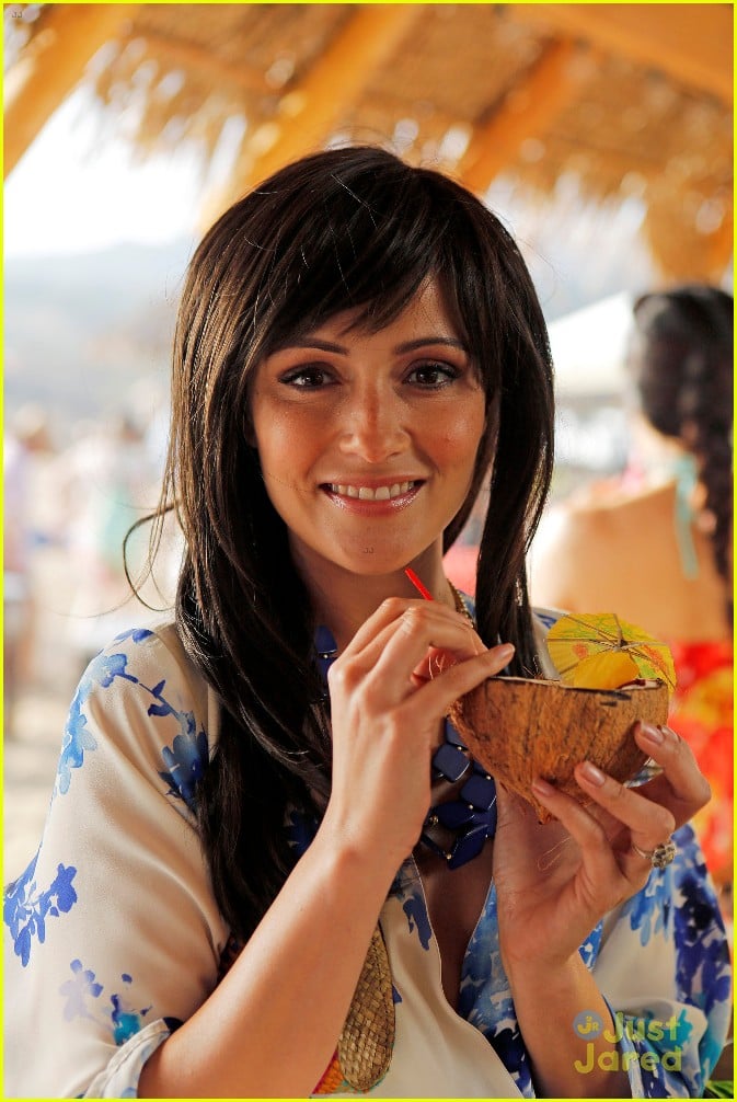 April & Beth Make It A Besties Trip To Bermuda on 'Chasing Life ...