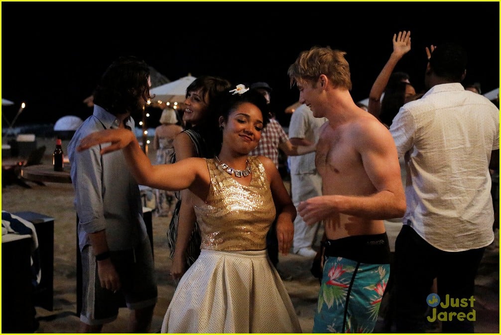 April & Beth Make It A Besties Trip To Bermuda on 'Chasing Life ...