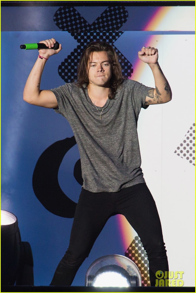 Louis Tomlinson Takes to Twitter for First Time Since Baby News | Photo ...